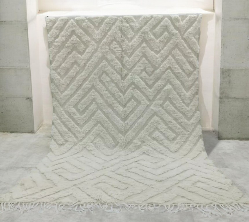Large white Berber carpet Beni Ouarain design with relief patterns